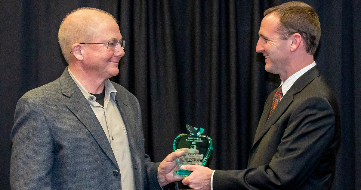 Dave Gleason Receives Silver Apple Award - Superfresh Growers